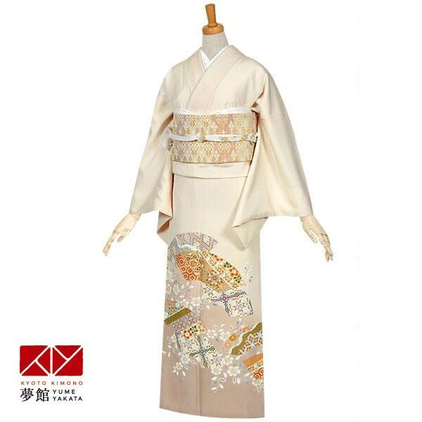 穏やかなグレーに濃い色のぼかしを入れ、緩やかに流れる枝垂れ桜と、古典文様に彩られた扇面地紙をちらしました。落ち着いた中にも華やぎのある、上品なお着物です。桜は日本を象徴する花ですので、春に限らず秋冬も着用していただけます。【 ブランド 】-...