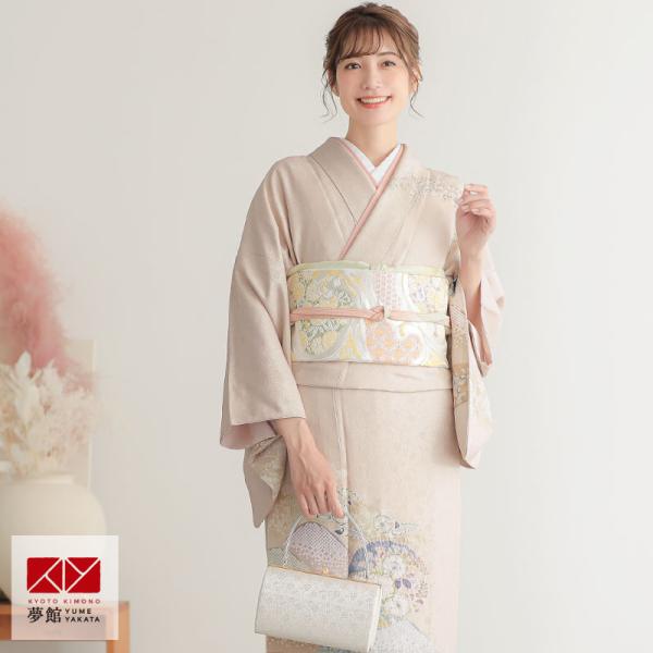 【発売日：2026年06月01日】人気ブランド「桂由美」の訪問着。ラメ糸をふんだんにを織り込んだ煌びやかな生地を、シックな色合いのピンクに染め、辻が花文様に遠山や丸文を描いた、華やかな柄行のお着物です。角度によってキラキラと輝く生地感が特徴...