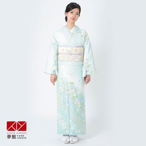 人気ブランド「桂由美」の訪問着。ラメ糸をふんだんにを織り込んだ煌びやかな生地を、水色濃淡で暈し染め、流辻が花の文様をあしらった華やかな色柄のお着物です。角度によってキラキラと輝く生地感が特徴的です。 【 ブランド 】桂由美【 着物寸法 】身...