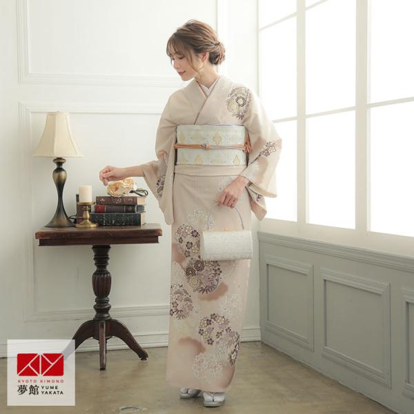 ベージュ色に雲文様を暈し染めた地に、牡丹・桜・藤・菊などの花丸文様をあらわした、かわいらしくも上品なお着物です。 【 ブランド 】ジャパンスタイル【 着物寸法 】身丈164cm / 袖丈49cm / 裄丈67.5cm【 対応身長 】154〜...