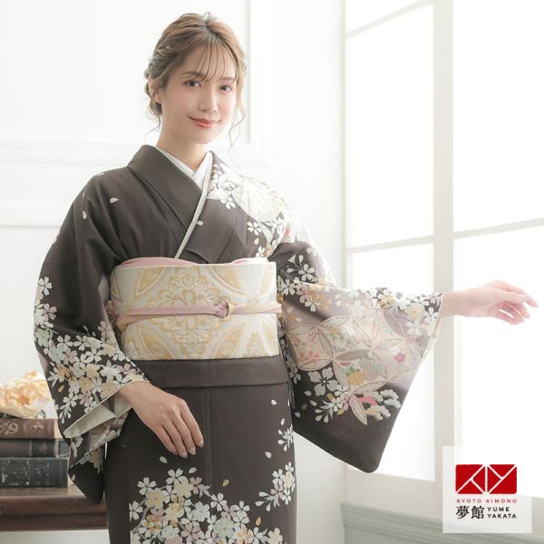 チャコールグレーの地色に、七宝に桜に、菊や梅・松などの花々を描いた訪問着です。品格のある色柄の淑やかでやさしい雰囲気に溢れたお着物です。 【 ブランド 】ジャパンスタイル【 着物寸法 】身丈164cm / 袖丈49cm / 裄丈68cm【 ...