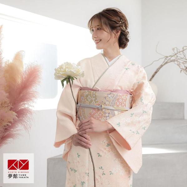 淡いピンクに絞りの枝垂れ桜を施した人気ブランド「桂由美」の訪問着。丸くて小ぶりの桜が袖と裾にちりばめられ、かわいらしい印象のお着物です。 【 ブランド 】桂由美【 着物寸法 】身丈166cm / 袖丈49cm / 裄丈68cm【 対応身長 ...