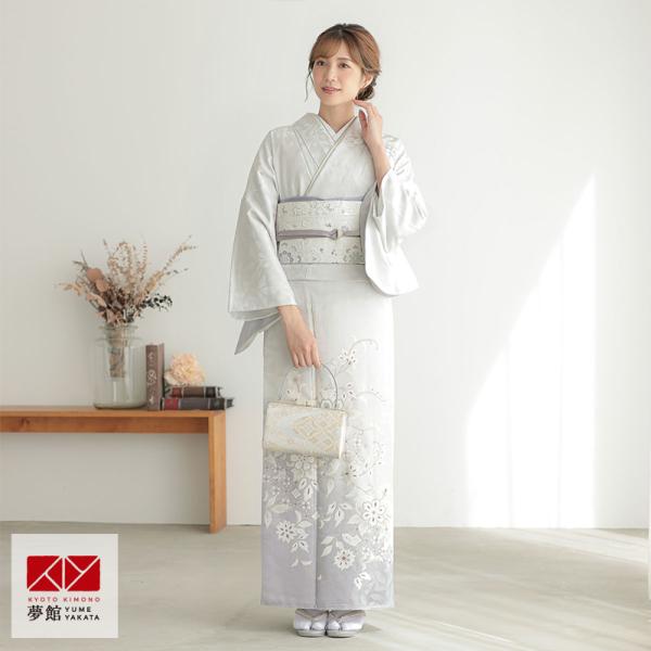 光沢感のある大振りの南天柄の地模様を薄藤グレーに暈し、花菱七宝と華更紗を描いたお着物。グレイッシュカラーが美しく、縁取りされた白の柄行が、手書きのような風合いと細やかさを強調。差し色のくすんだ水色と紫が全体のトーンに良く合っています。 【 ...