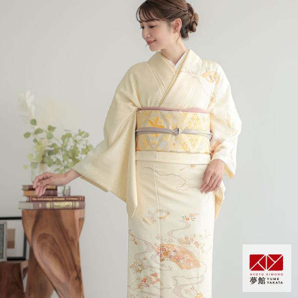 クリーム×グレー暈しに流水と地紙を描いた訪問着。流れるような流水柄が特徴的です。正統派の古典柄ですが、余白のあるデザインと散りばめられた小花が愛らしく、重すぎない仕上がりとなっています。カラーも柔らかな色合で上品な装いです。 【 ブランド ...