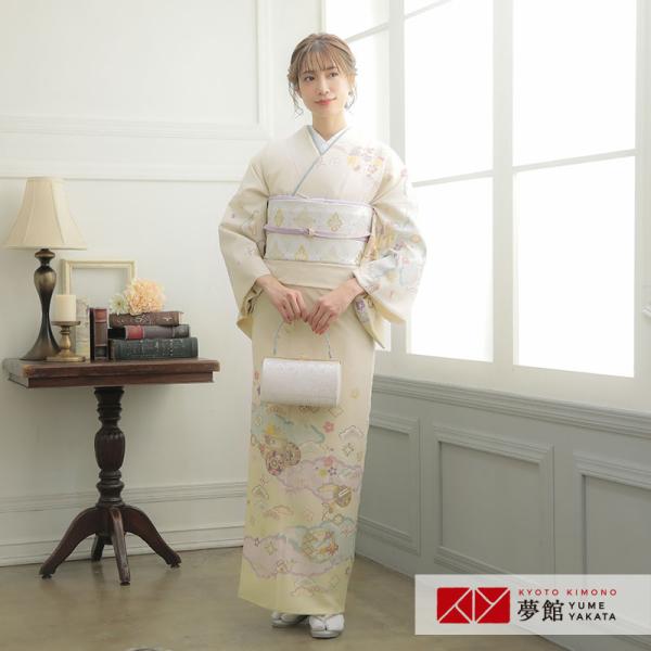 淡ベージュ暈しと絞り柄の雲取りを背景に、吉祥宝づくしと鼓を描いた人気ブランド「ジャパンスタイル」のお着物です。藤色やくすみカラーの水色やピンクの配色が美しく、華やかな雰囲気を兼ねたお品となっています。 【 ブランド 】ジャパンスタイル【 着...