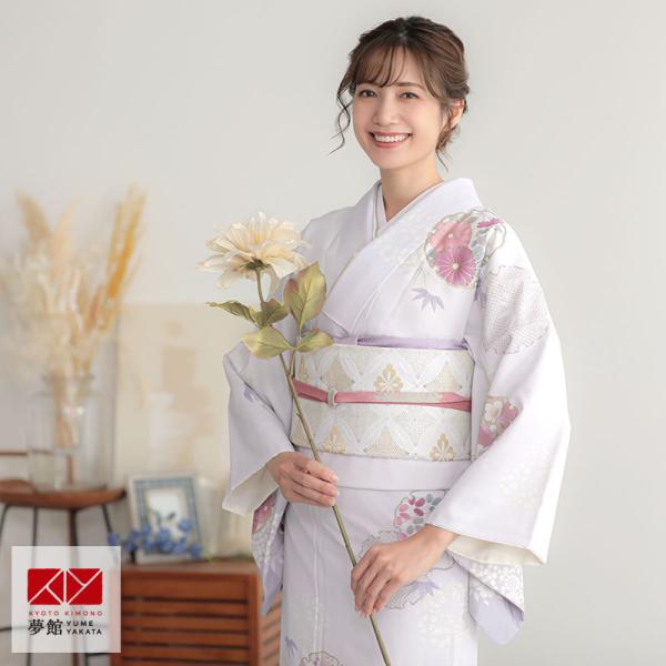 人気ブランド「ジャパンスタイル」の訪問着。菊や梅などの彩り豊かに描かれた雪輪取りを、余白を十分にとりながら点在させた、デザイン性のある一着です。暈しと白抜きの花丸文が効果的に使われており、全体の柔らかさと上品な美しさが一層引き立つ柄行となっ...