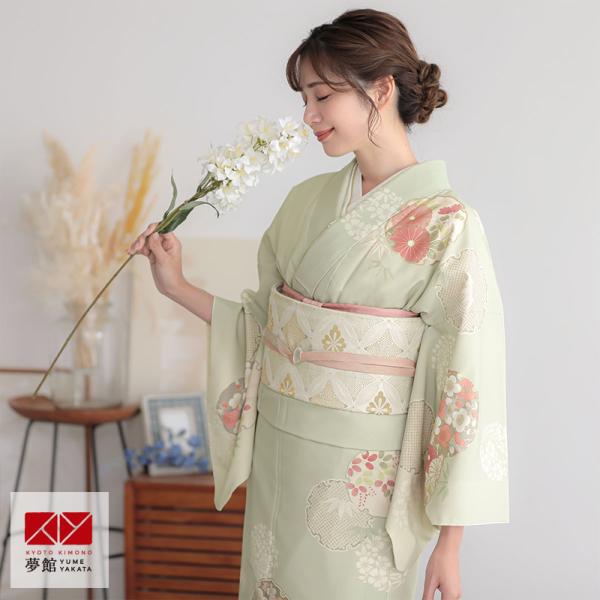 人気ブランド「ジャパンスタイル」の訪問着。菊や梅などの彩り豊かに描かれた雪輪取りを、余白を十分にとりながら点在させた、デザイン性のある一着です。暈しと白抜きの花丸文が効果的に使われており、全体の柔らかさと上品な美しさが一層引き立つ柄行となっ...