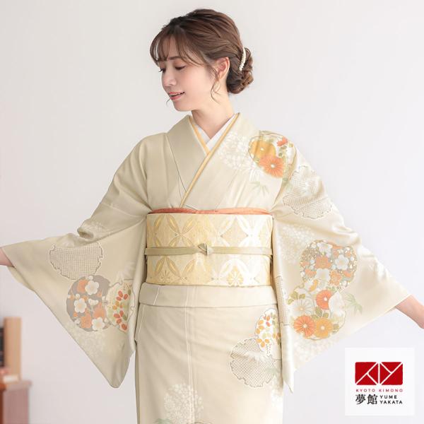 人気ブランド「ジャパンスタイル」の訪問着。菊や梅などの彩り豊かに描かれた雪輪取りを、余白を十分にとりながら点在させた、デザイン性のある一着です。暈しと白抜きの花丸文が効果的に使われており、全体の柔らかさと上品な美しさが一層引き立つ柄行となっ...