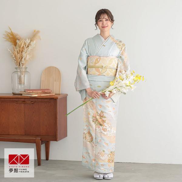 やわらかな水色の地に、優美な花丸文と道長取りが配されたお着物。伝統的な意匠に、薄緑や青藤の淡い色調と繊細な文様の配置が上品な一着で、気品と可憐さを兼ね備えた装いとなっています。 【 ブランド 】-【 着物寸法 】身丈166cm / 袖丈49...