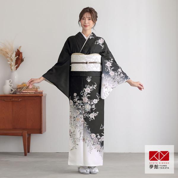 黒地に繊細な更紗模様を配した訪問着。裾から袖へと広がる白のぼかしが、暗くなりすぎず、洗練された印象を与えます。花々や唐草をモチーフにした更紗柄は、定番の訪問着とは一線を画すモダンな雰囲気。モノトーンのシックな色合いと更紗が絶妙に調和したお洒...