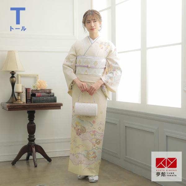 淡ベージュ暈しと絞り柄の雲取りを背景に、吉祥宝づくしと鼓を描いた人気ブランド「ジャパンスタイル」のお着物です。藤色やくすみカラーの水色やピンクの配色が美しく、華やかな雰囲気を兼ねたお品となっています。 【 ブランド 】ジャパンスタイル【 着...