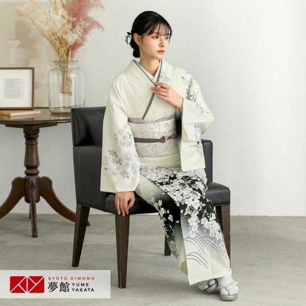 白系の色合いに優雅な野ばらが咲き誇る訪問着。ライトアイボリーに黒をぼかした地色に、やさしく流れる流水文様と、白やグレーを帯びたくすみ藤の野ばらが舞うように描かれた一着。肩から袖、裾へと流れるような柄付けが、まるで風にたなびくような軽やかさを...