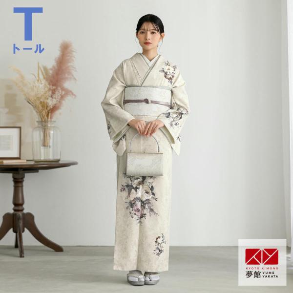人気ブランド「ジャパンスタイル」の訪問着レンタル。くすんだ薄ベージュに洋花が描かれたモダンなデザインは、古典柄の訪問着とは一味違う個性的な魅力を放ちます。結婚式や入学式、卒業式、パーティーなどフォーマルシーンなどに、周囲の目を惹く華やかさを...