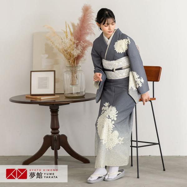 スタイリッシュと上品さを兼ね備えた、人気ブランド「ジャパンスタイル」の訪問着。やや青みを帯びたグレー地に、優美な白菊が咲き誇る印象的なデザインで、細やかな金彩の煌めきが、動くたびに美しく揺れ、ワンランク上の華やかさを演出します。従来の古典的...