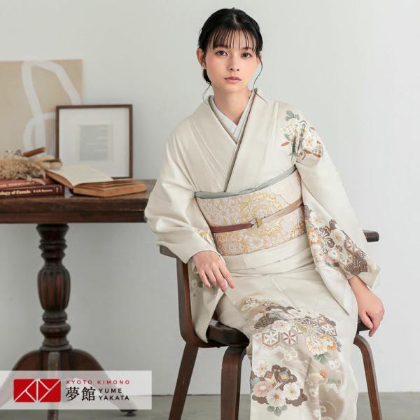 やわらかなホワイトベージュの地色に、縁起の良い吉祥文様が優しく浮かび上がる一着。花々や宝尽くし、亀甲文などの古典柄が描かれ、奥ゆかしさと華やかさを併せ持っています。品格ある佇まいながらも、現代的なインテリアにも溶け込むニュアンスカラーで、ど...