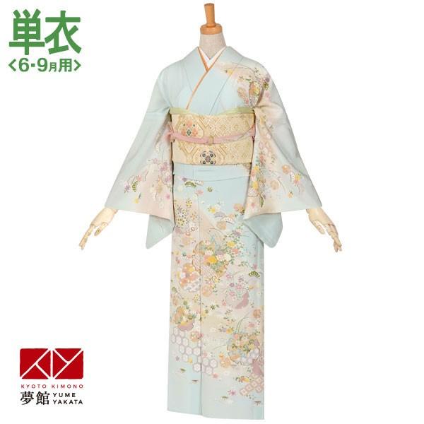 優しい薄水色地に柔らかなぼかしを入れ、様々な吉祥文に彩られた雪輪と可憐な花を配した、明るい印象のお着物です。◆単衣（ひとえ）とは・・・裏地が付いていない１枚仕立ての着物。 【 ブランド 】-【 着物寸法 】身丈162cm / 袖丈49cm ...