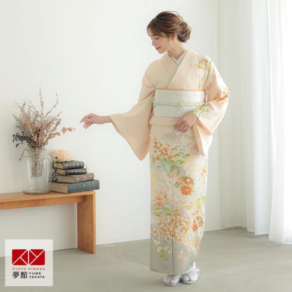 ピンク色系の地に花筏や桜・紅葉等の春秋の草花・松竹梅を上品に彩ったお着物です。 【 ブランド 】-【 着物寸法 】身丈167cm / 袖丈49.5cm / 裄丈68cm【 対応身長 】154〜165cm【 対応サイズ 】標準サイズ：バスト9...