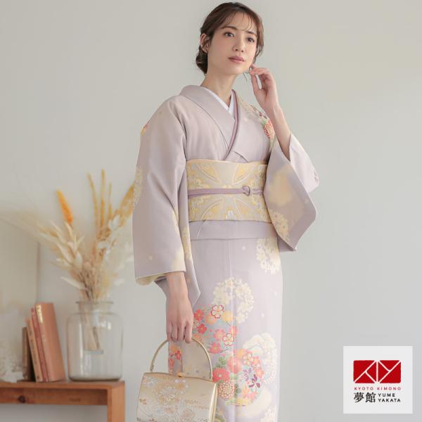 人気ブランド「ジャパンスタイル」の訪問着です。藤鼠に雲文様を暈し染めた地に、牡丹・桜・藤・菊などの花の丸の文様をあらわしたお着物です。 【 ブランド 】ジャパンスタイル【 着物寸法 】身丈166.5cm / 袖丈49cm / 裄丈68cm【...