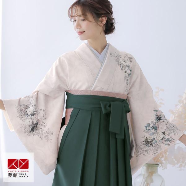 【発売日：2025年08月01日】【商品番号 】HG1317先生袴（訪問着+袴セット） ペールピンクのアラベスク柄に洋花のブーケを描いた、珍しい洋柄のお洒落なお着物です。ブーケも地色に合わせたシックな色でまとめられ、大人きれいな柄行となって...