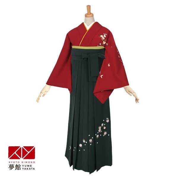 【発売日：2025年08月01日】【商品番号 】HG397先生袴（訪問着+袴セット） 深みのある赤地に遠山取りに花びらをちらし、おめでたい図柄の松竹梅や菊、雅な檜扇や御所車などの器物を描きました。クラシカルな華やかさにあふれたお着物です。【...