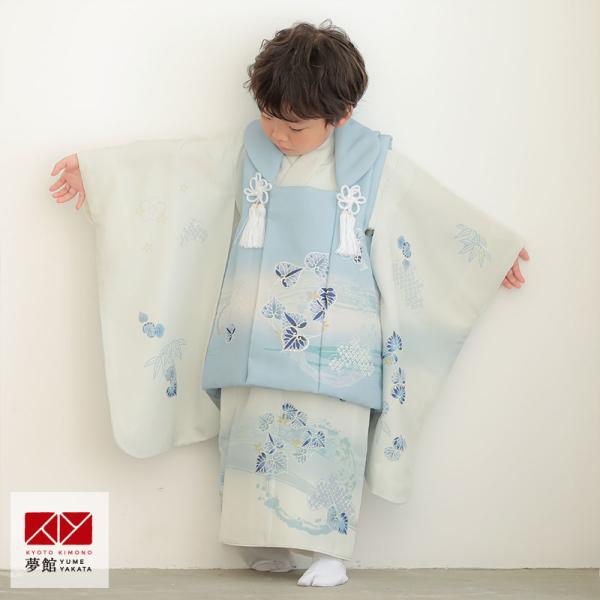 ライトブルー×水色暈しに流水に葵の丸紋を描いたお着物と同柄の被布コートがセットになっています。ライトブルーと白被布のコントラストが淡くやわらかです。 【 ブランド 】-【 着物寸法 】身丈76cm / 袖丈57cm / 裄丈38cm【 対応...