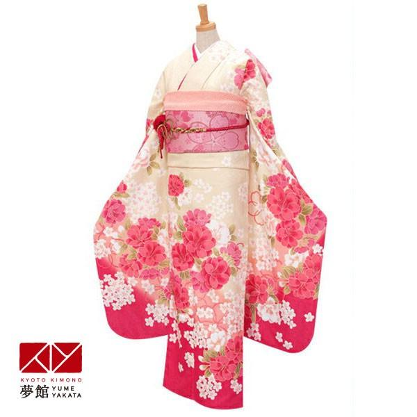 【発売日：2026年06月01日】優しいクリーム地に明るい赤系のぼかしを加え、愛らしい桜の花を盛り込んだ、華やかな印象のお着物です。桜は日本を象徴する花ですので、春に限らず着用していただけます。【 ブランド 】-【 着物寸法 】身丈164c...
