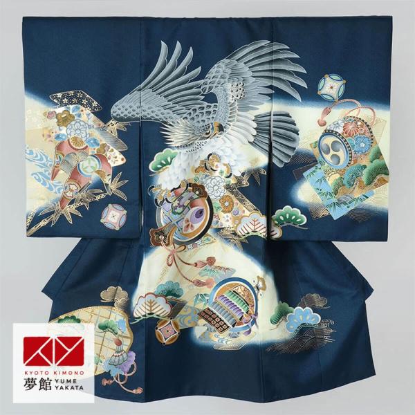 濃いめの鉄紺に、鮮やかな鷹に宝尽しの文様を描いたお着物です。 【 ブランド 】-【 素材 】ポリエステル※実物の色に近づけるよう画像処理をしておりますが、ご覧のブラウザや設定により若干異なって見える場合があります。※生地の裁ち方（取り方）に...