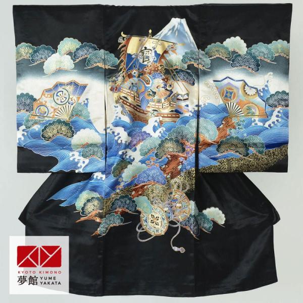 黒地に、富士に荒波と宝船を描いた雄大なデザインのお着物です。 【 ブランド 】-【 素材 】ポリエステル※実物の色に近づけるよう画像処理をしておりますが、ご覧のブラウザや設定により若干異なって見える場合があります。※生地の裁ち方（取り方）に...