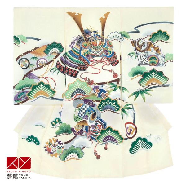 クリーム地に、兜と小槌を描いたお着物です。全体に施された松の絵柄がほどよいアクセントになっています。 【 ブランド 】-【 素材 】ポリエステル※実物の色に近づけるよう画像処理をしておりますが、ご覧のブラウザや設定により若干異なって見える場...
