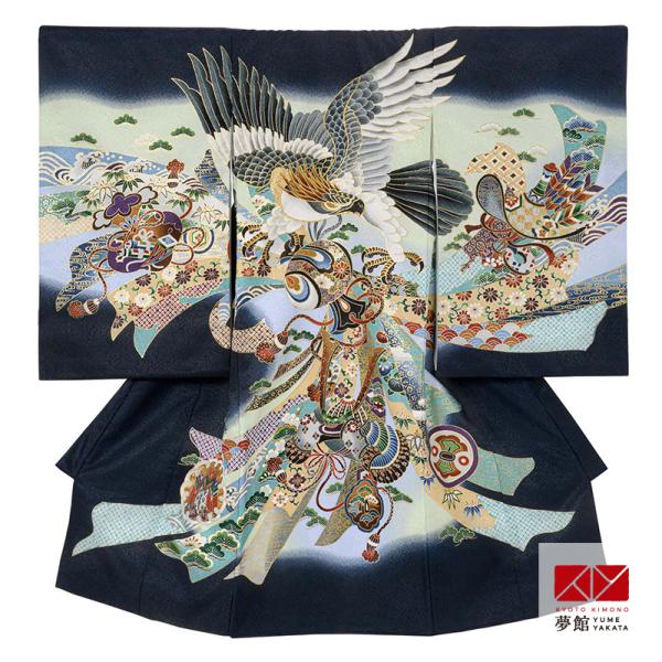 あられ模様のような光沢感のある地模様を、濃紺と薄緑・水色に染め分け、鷹に熨斗目と小槌を描いたお着物。細やかな熨斗が華やかで、濃紺のシックな色合いが高級感を引き立たせます。 【 ブランド 】-【 素材 】ポリエステル※実物の色に近づけるよう画...