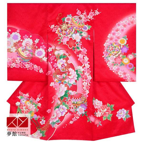 紗綾形菊蘭紋生地を赤く染め、大きな片雪輪に沿って、手毬、鈴、花車、桜があしらわれた、シンプルかつ大胆な柄のお着物です。 【 ブランド 】-【 素材 】正絹※実物の色に近づけるよう画像処理をしておりますが、ご覧のブラウザや設定により若干異なっ...