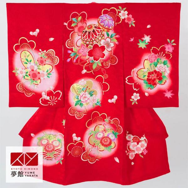 手毬と桜・菊・牡丹などの花々を描いた、華やかな赤が美しいお着物です。 【 ブランド 】-【 素材 】正絹※実物の色に近づけるよう画像処理をしておりますが、ご覧のブラウザや設定により若干異なって見える場合があります。※生地の裁ち方（取り方）に...