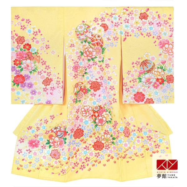あられ模様のような光沢感のある地模様を黄色に染め、手毬に桜を描いたお着物。袖から裾に流れるように散らした小花が愛らしい、明るく華やかな柄行です。 【 ブランド 】-【 素材 】ポリエステル※実物の色に近づけるよう画像処理をしておりますが、ご...