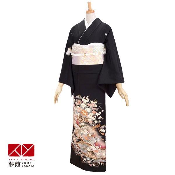 ゆるやかな波を背景に、華やかな四季の花に彩られた花車と絵巻物が流れ舞う、優雅な雰囲気のお着物です。古典柄の良さを心ゆくまで味わえる、上品な色使いと繊細な絵柄です。【 ブランド 】-【 着物寸法 】身丈158cm / 袖丈50cm / 裄丈6...