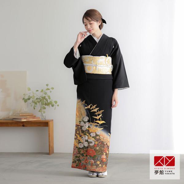 重厚な金彩で描かれた遠山文に、シックな色彩の四季花を添え、煌びやかな金駒鶴を配した、豪華なお着物です。飛び立つ鶴のシルエットが人目をひく、華やかで個性的なデザインです。【 ブランド 】kansai【 着物寸法 】身丈158cm / 袖丈49...