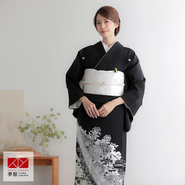 波に鶴花丸文を描いた人気ブランド「桂由美」の留袖。留袖といえば金彩が定番のイメージですが、こちらの商品は珍しい銀彩のお色となっています。柄行のボリュームも申し分なく、銀彩ならではの洗練された華やかさがあります。【 ブランド 】桂由美【 着物...