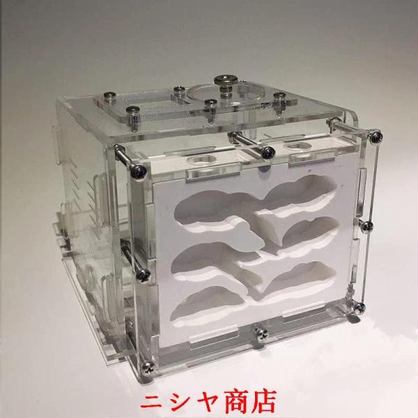 透明なアクリルでできたケースは360度どの方向からでも中のアリの生活を観察することができます。土やゲルを使用しないので腐らず清潔も簡単です。アリに快適に暮らせる理想的な飼育容器です。保湿性が高く湿度管理がしやすい、巣の上部（1/3）を湿らせ...