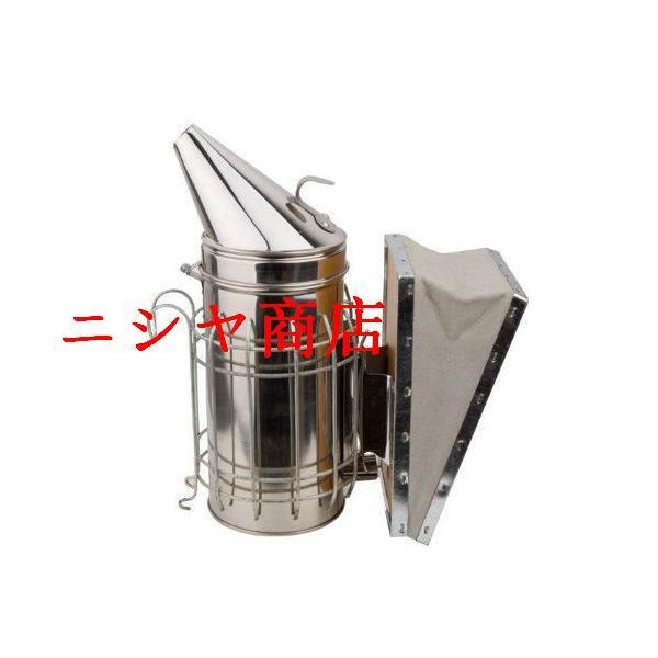 燻煙器　ステンレス製　蜜蜂用　養蜂場ステンレス製で錆びずらく耐久性に優れた燻煙器です養蜂場の方必見? 燻煙器は、ミツバチをおとなしくさせるための煙を作る道具? 刺されることを防ぐために、養蜂では必須アイテム?表面に細かい薄いエクボやスレキズ...