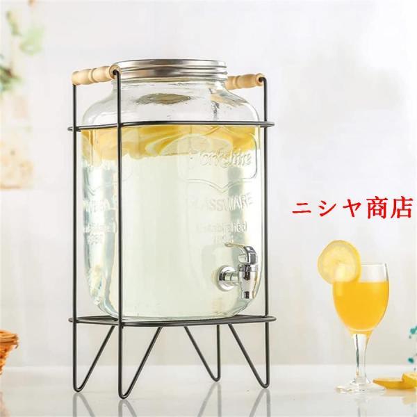 ??【高品質素材】飲料ディスペンサーは厚手の鉛フリーガラス、食品グレードの素材。キャップは金属素材＋錬鉄製と木製ブラケットで作られています。家庭での使用に理想的です。??【優れた耐熱性】：40度以上の水を入れないでください。通常の冷水筒より...