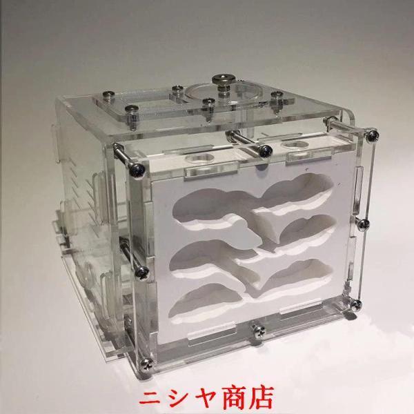 透明なアクリルでできたケースは360度どの方向からでも中のアリの生活を観察することができます。土やゲルを使用しないので腐らず清潔も簡単です。アリに快適に暮らせる理想的な飼育容器です。保湿性が高く湿度管理がしやすい、巣の上部（1/3）を湿らせ...
