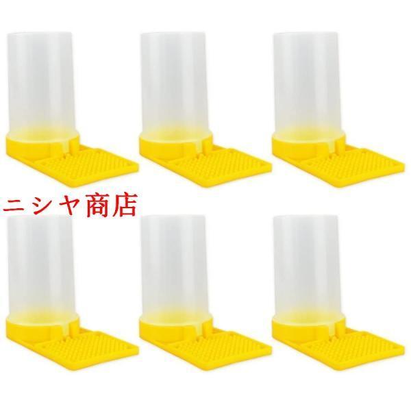 水を入れるだけで簡単に設置できるミツバチ用給水器です。6個セットでのご用意で、1箇所だけでなく複数個所設置する際に便利です。給水皿は凸凹加工が施されており、ミツバチが溺れてしまうのを防ぐ役割があります。給水皿に自動的に水分が流れて行く自動排...