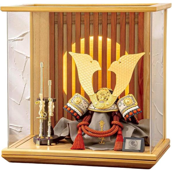 兜鉢には、まるで太陽の光が差し込み、大地を照らすような輝きが金具で表現されており、力強さを表現しました。全体の色味はオレンジを基調とし、温かみのある印象を与えることで、見る人に安心感と包み込むような穏やかさを感じさせます。 未来へ向かって輝...