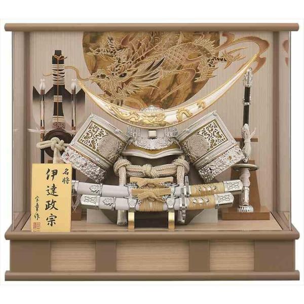 サイズ：間口43×奥行28×高さ38(cm)ベージュトーンの落ち着きあるケースに、白銀のきらびやかな兜が存在感を放ちます。 伊達兜の特徴である、すらりとのびた三日月前立てと、吹返しの伊達家の家紋「竹に雀」紋が印象的ですね。 前立てと背景には...