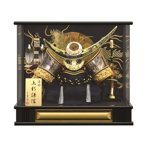 上杉兜の特徴でもある日輪三日月前立ては、護身などにご利益がある摩利支天を象徴していると言われています。独創的なデザインの吹返しは、鋭い眼光の龍虎が睨み合い、お子様に降りかかる厄災を祓ってくれているかのようですね。「越後の虎」と呼ばれた上杉謙...