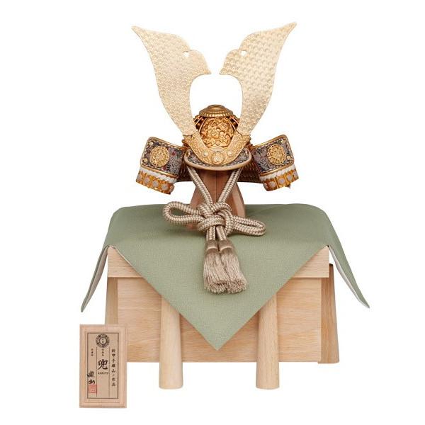 ナチュラルな色味で和室・洋室を問わずお飾り頂けます。また、袱紗は芯木の上にかぶせたり、芯木の下に敷いて飾る事も出来ます。吹き返し、眉庇には、龍村織物を使用し重厚感を演出。さらに、立体的な正倉院文様の金具を吹き返しにほどこし、格調の高さを醸し...