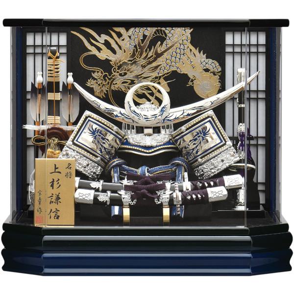 下敷き毛氈60×50商品詳細　コンパクトサイズのシルバー上杉謙信兜のケースです。マンション住まいのお方にとても人気があります。 ◇ 商品状態 新品です。 寸　法　間口４３ｃｍ　奥行き２８ｃｍ　高さ３８ｃｍ（ケース外寸）0823GKC
