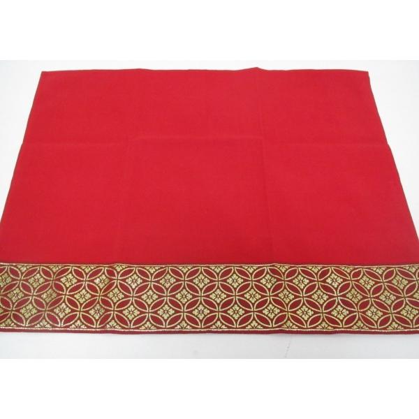 28号赤敷布  商品詳細 ひな人形を彩る赤の敷布です。飾り台の下に敷いて使います。おめでたい七宝（しっぽう）模様の柄です。  素　材　 綿100パーセント 寸　法　 間口90cm　奥行き60cm注意事項　ポスト投函でお届けのため代引き決済は...