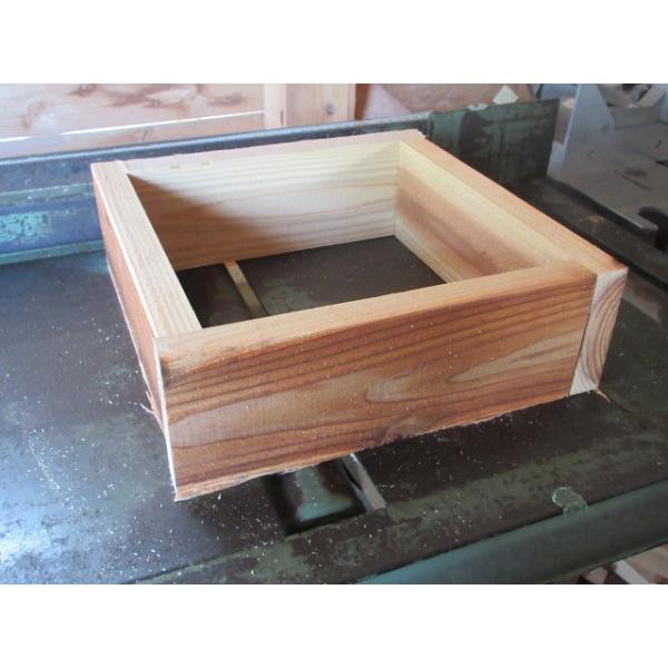 商品名　　　　　：蜜蜂巣箱材等級　　　　　　：木表無節加工形状・仕上げ：自然乾燥・4面プレーナーサイズ　　　　　：約273ｍｍ（長）×27ｍｍ（厚み）×110ｍｍ（幅）１箱入り数　　　：40 枚配達方法　　　　：ヤマト運輸（※宅配便Fサイズ...