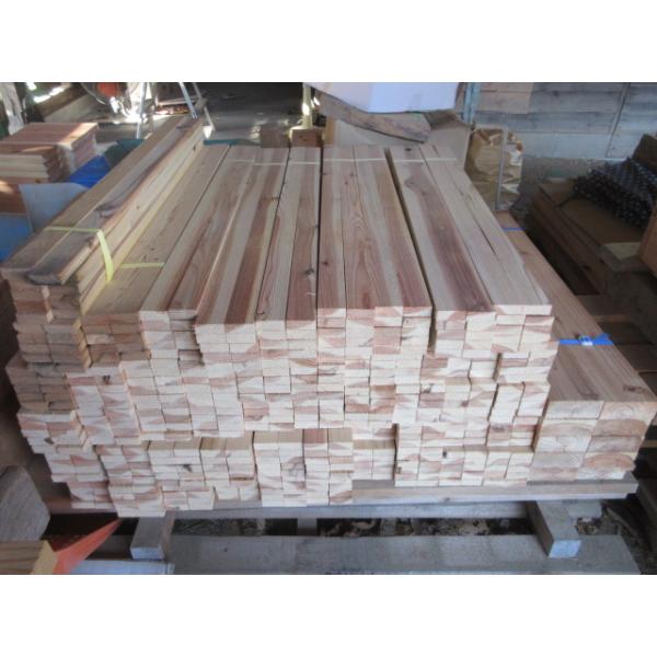 人工乾燥機で1週間乾燥の後に製材した先丸みのある杭材です。日本蜜蜂の重箱式巣箱のジョイント用に、農作物の杭又は作物名表示用にご利用ください。※スマホで閲覧の際は「商品説明をもっとみる」をタップしていただくと、送料表のリンクと商品の詳細情報が...