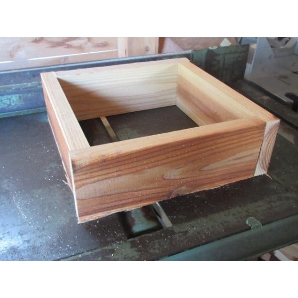 ※スマホで閲覧の際は「商品説明をもっとみる」をタップしていただくと、送料表のリンクと商品の詳細情報が確認できます。商品名　　　：杉板　日本ミツバチ巣箱用加工・仕上げ：自然乾燥4面プレーナー　無節サイズ　　　：276ｍｍ（長）×24ｍｍ（厚み...